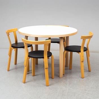 A table with four chairs (model 68) by Alvar Aalto for Artek. - Bukowskis