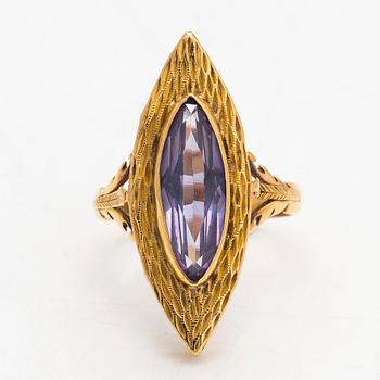An 18K gold ring, with synthetic sapphire, Soviet Union. - Bukowskis
