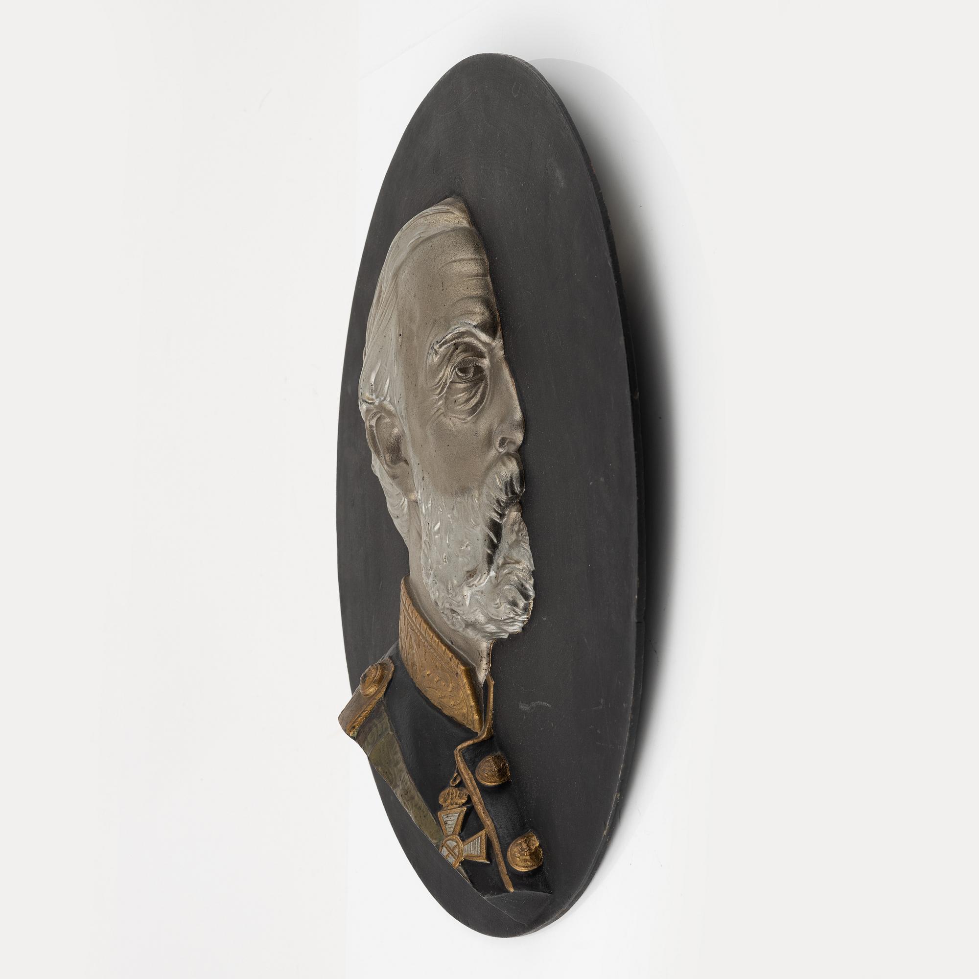 A metall wall relief, profile portrait of King Oscar II. - Bukowskis