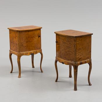 A pair of bedside tables, first half of the 20th century. - Bukowskis