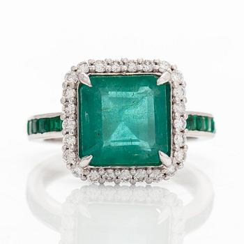 Ring, 14K vitguld, med smaragder och diamanter. IGI-sertifikat medföljer. - Bukowskis