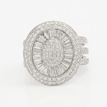 Ring/Cocktailring 18K vitguld med baguettslipade samt runda ...