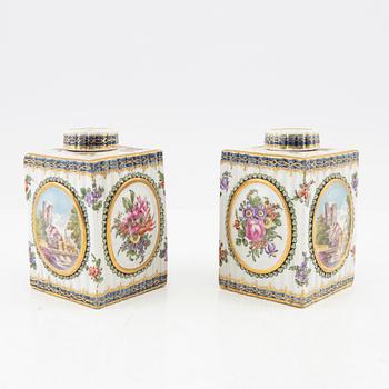 A pair of porcelain teddy bears from the first half of the 19th century ...