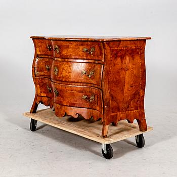 A mid 1700s Rococo dresser. - Bukowskis