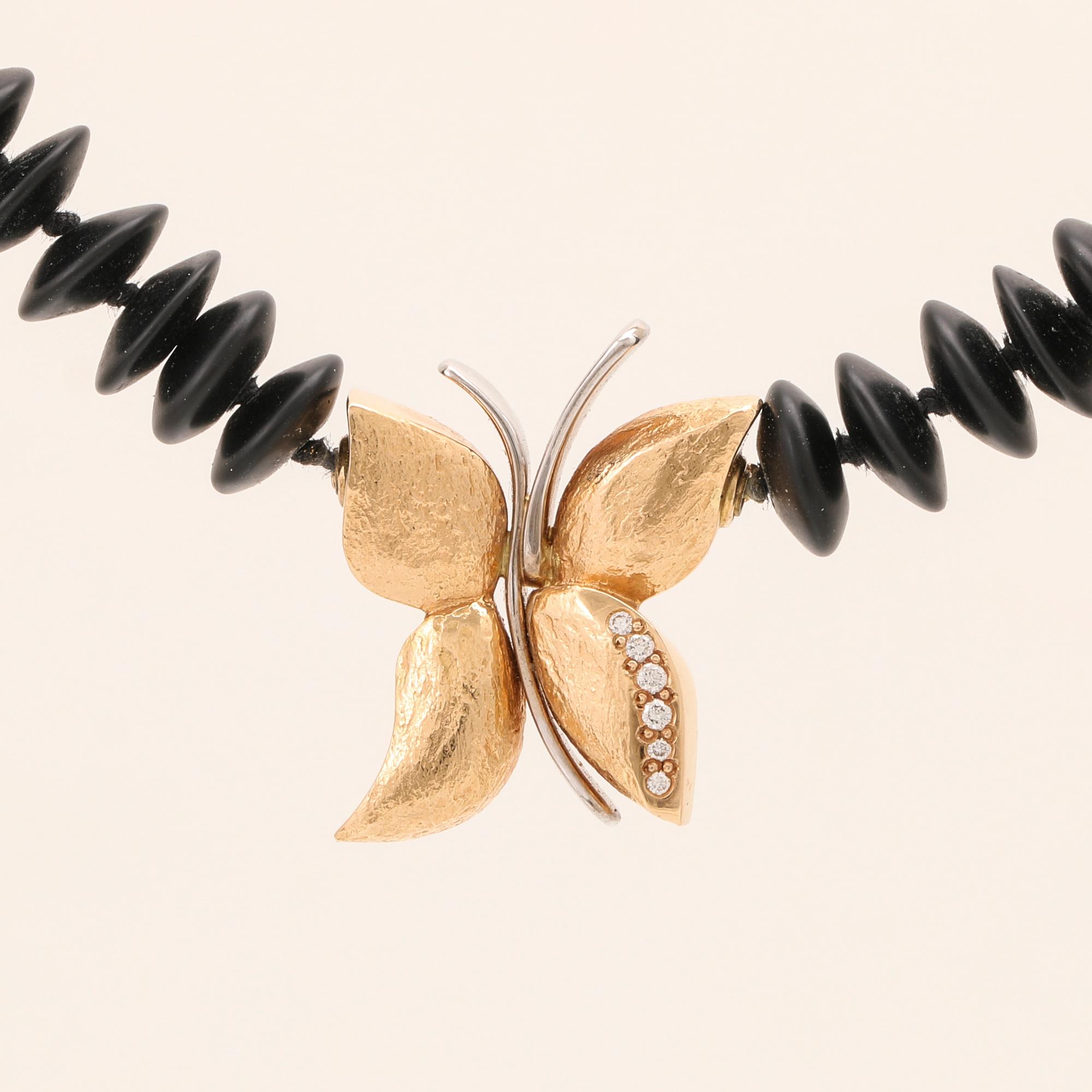 Collier av matt onyx samt lås av Per Borup i 18K vitt och rött guld med briljantslipade ...