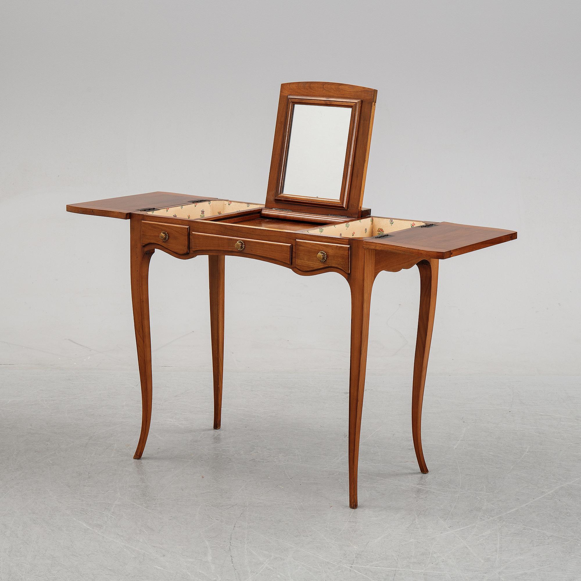 rococo dressing table