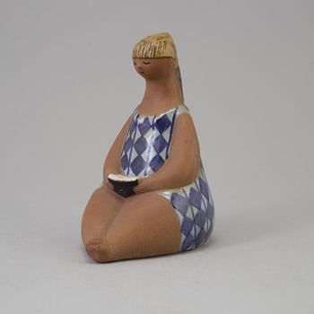 LISA LARSON, figurin av stengods, "Amalia", ur serien "ABC-flickorna", i produktion, Gustavsberg ...
