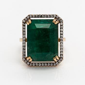 Ring, 14K guld, smaragd och diamanter ca 0.48 ct tot. - Bukowskis