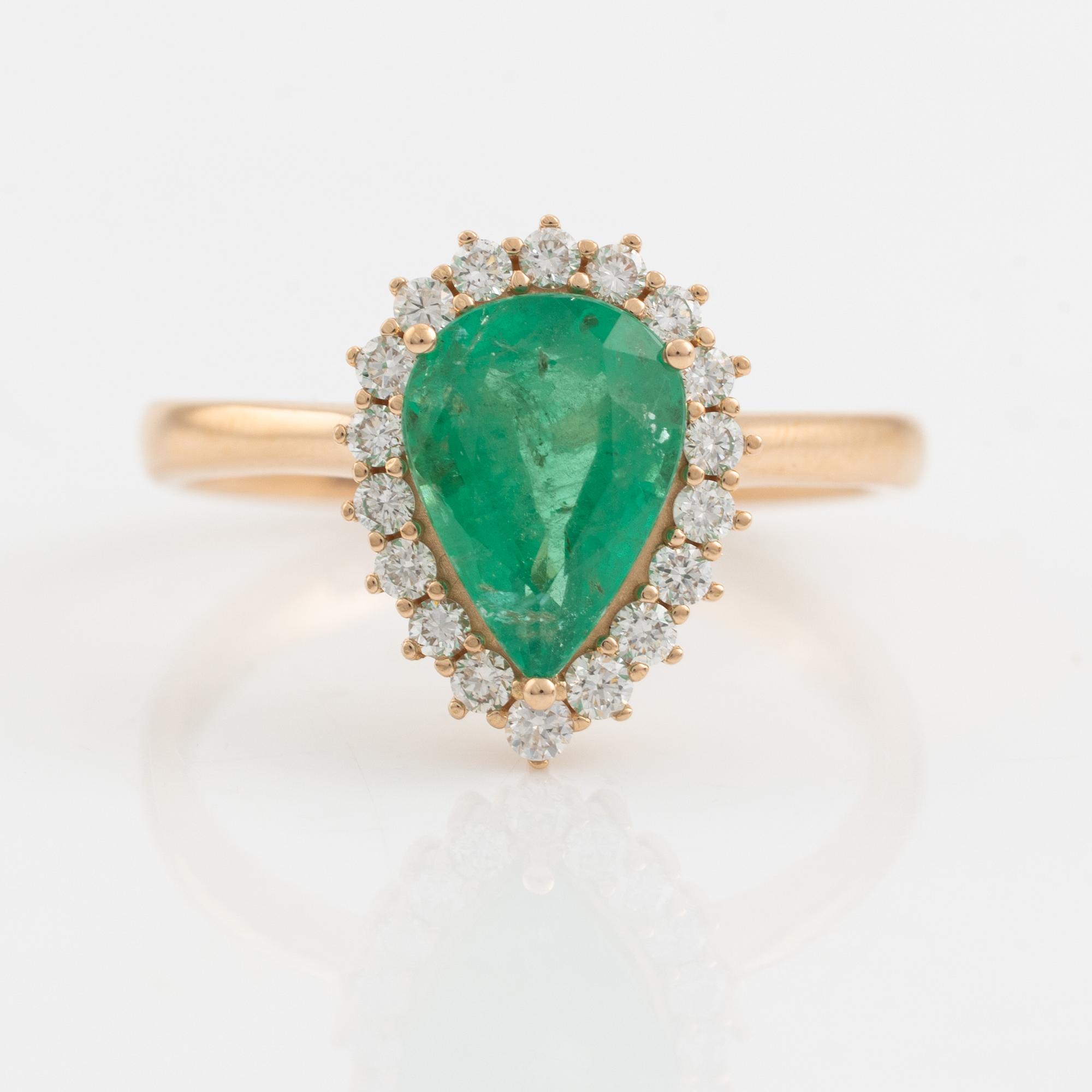 Ring med droppformad smaragd och briljantslipade diamanter. - Bukowskis