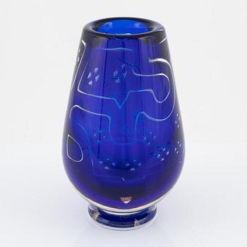 Lars Hellsten, a glass vase, Orrefors. - Bukowskis