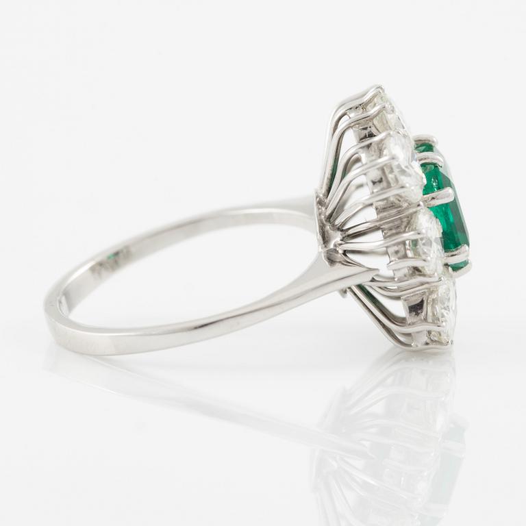 Ring 18K vitguld med en trappslipad smaragd och runda briljantslipade diamanter. - Bukowskis
