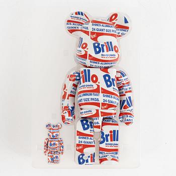 BE@RBRICK, Andy Warhol "Brillo" Andy Warhol Brillo V2 100% 400%, Medicom Toy, 2022. - Bukowskis