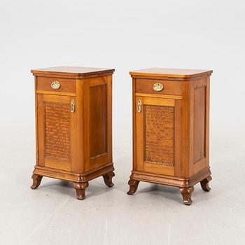 A pair of early 1900s bedside tables. - Bukowskis