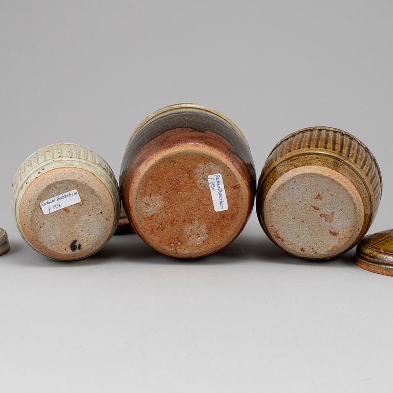 RICHARD BATTERHAM, a set of three lidded glazed ceramic pots. - Bukowskis