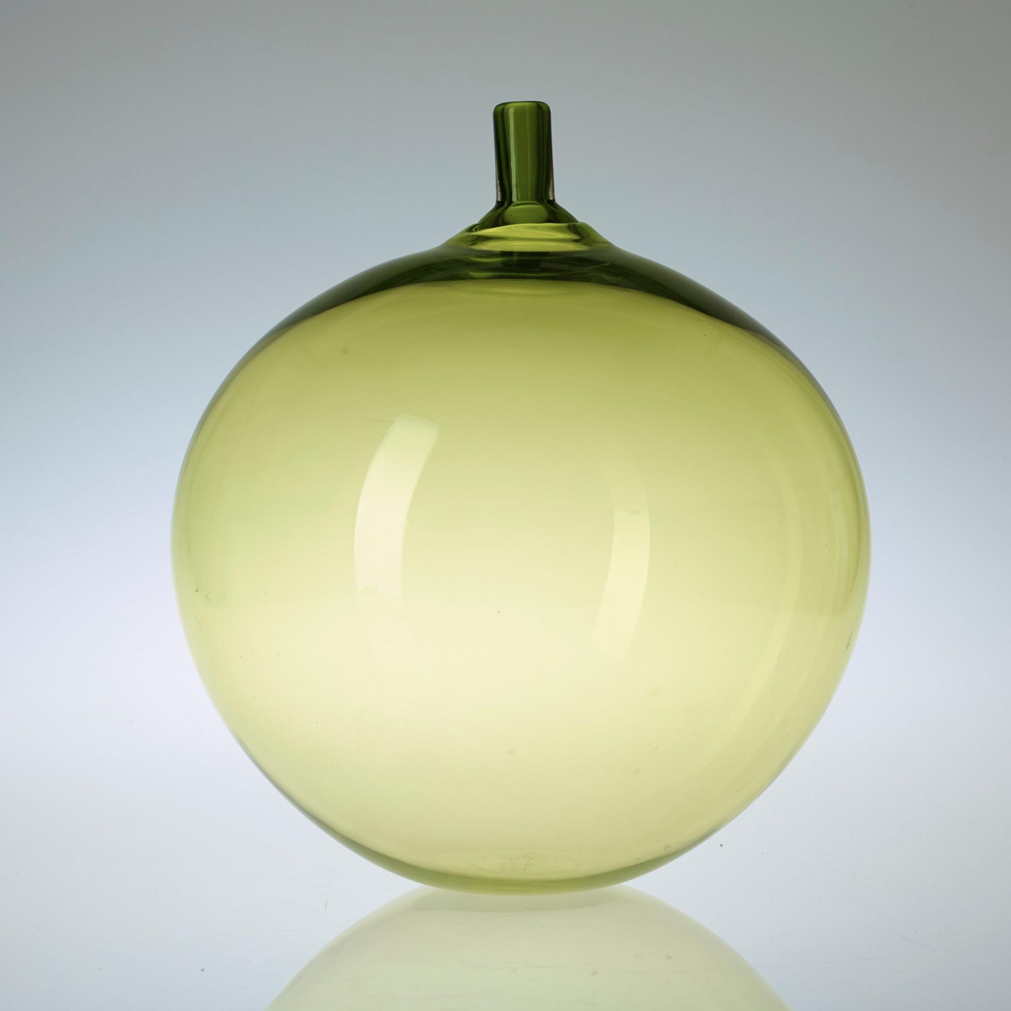 An Ingeborg Lundin green glass vase, Orrefors. - Bukowskis
