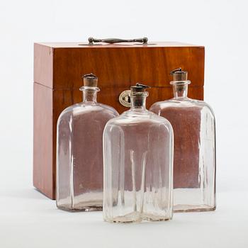 SCHATULL med FLASKOR, 1800-talet mitt. - Bukowskis