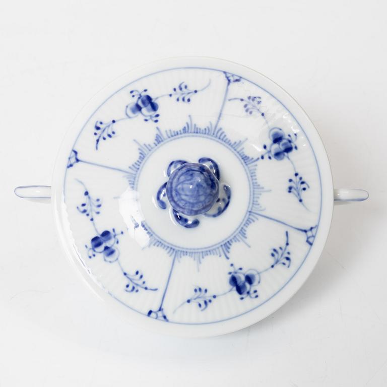 Royal Copenhagen, buljongkoppar med lock och fat, 8 st, "Musselmalet ...