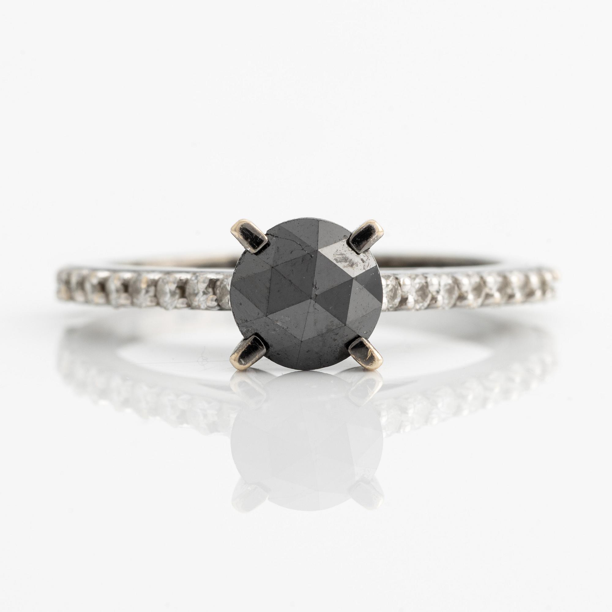 Ring 18K guld med en svart diamant och runda briljantslipade diamanter ...