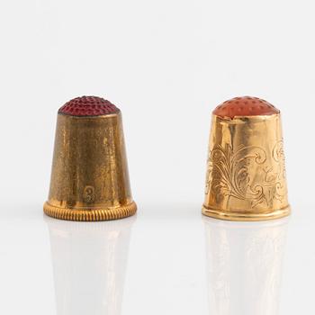 Two thimbles, 18K gold and brass. - Bukowskis