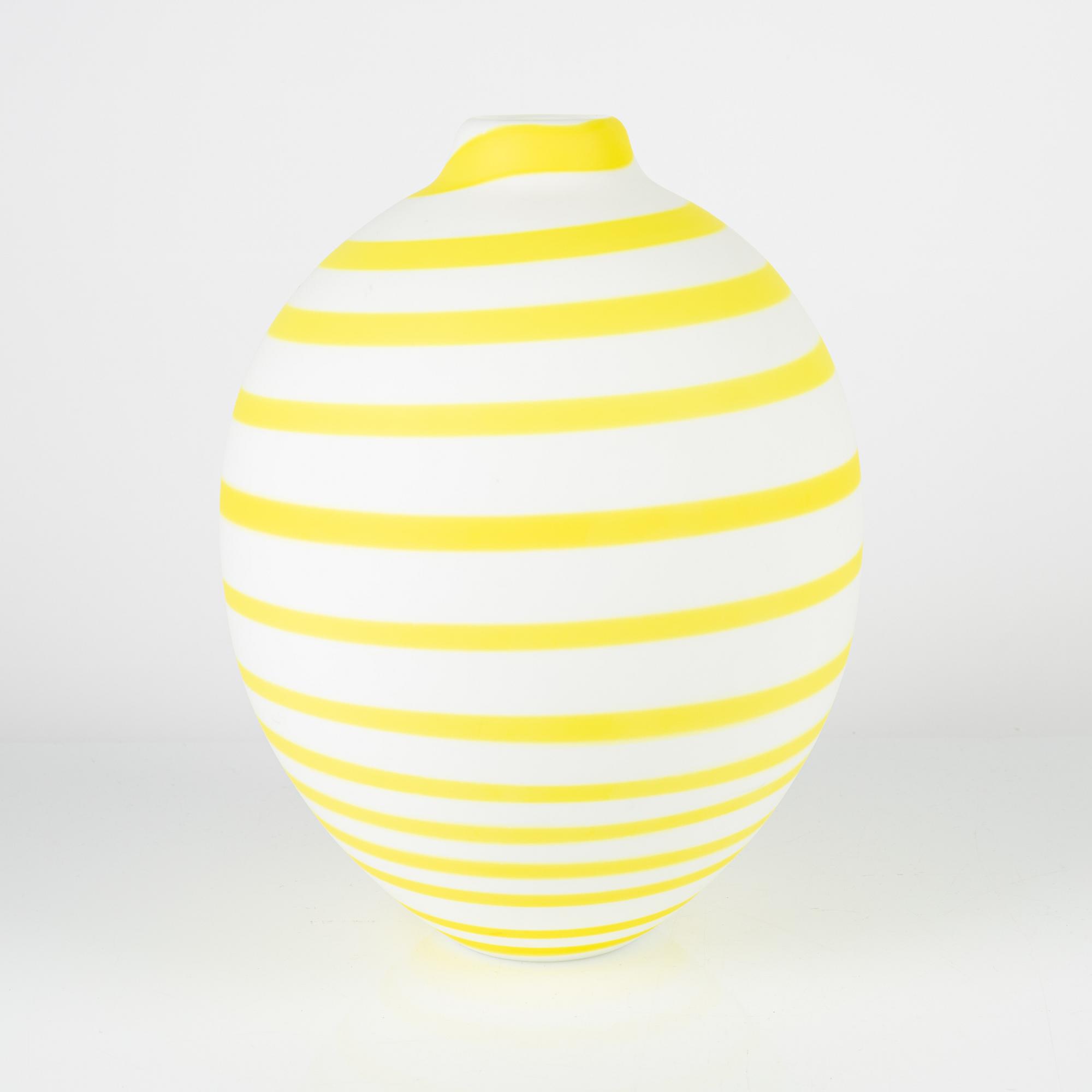 Per B Sundberg, a glass vase 'Soft' Orrefors. - Bukowskis