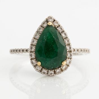 Ring, 18K vitguld, med droppformad smaragd och briljantslipade diamanter. - Bukowskis