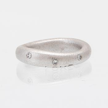 Ole Lynggaard ring "Love nr 4" 18K vitguld med runda briljantslipade ...