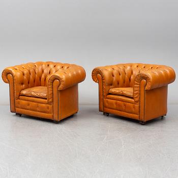 FÅTÖLJER, ett par, chesterfield, 1900-tlaets andra hälft. - Bukowskis