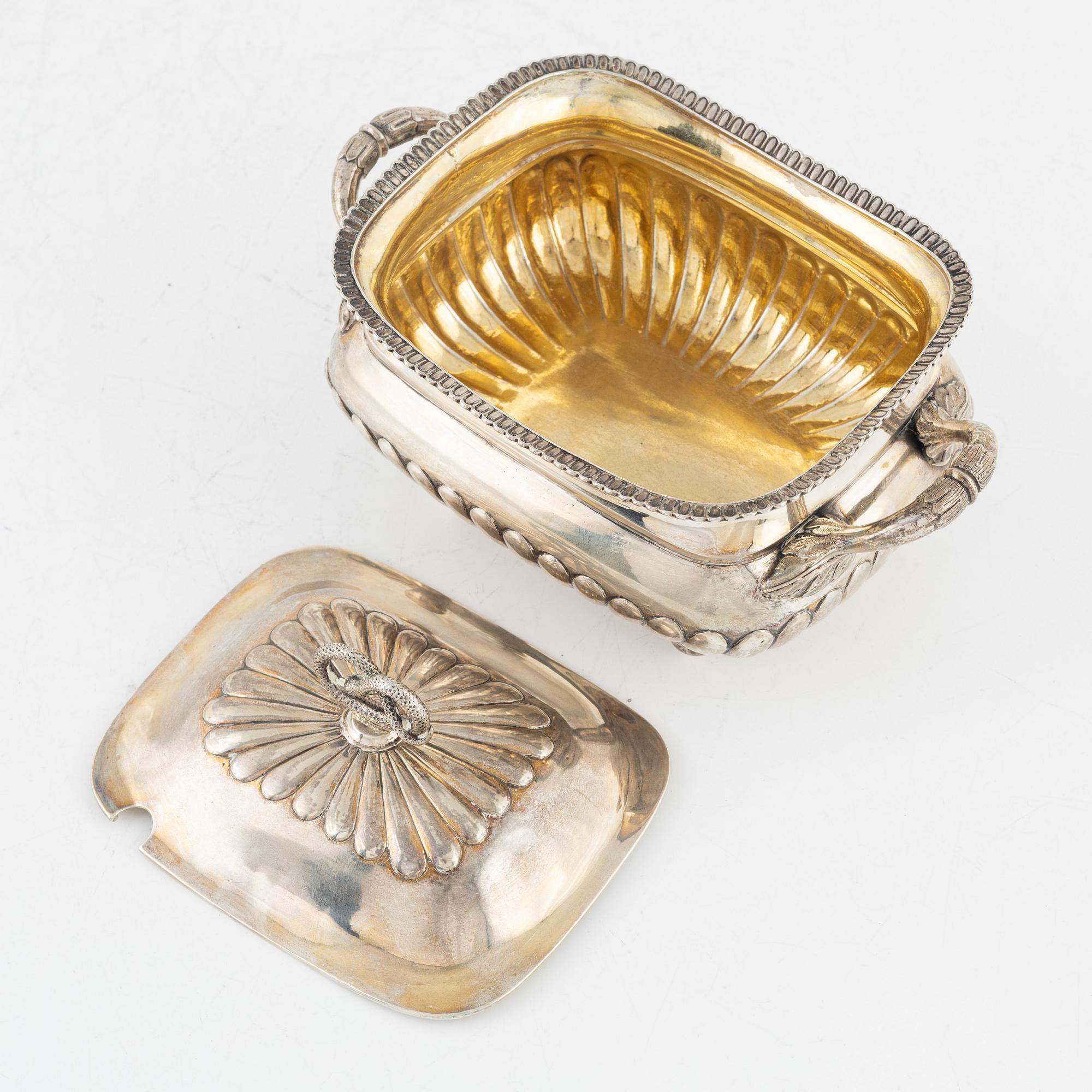 An English Silver Sugar Box, London, England, circa 1800. - Bukowskis