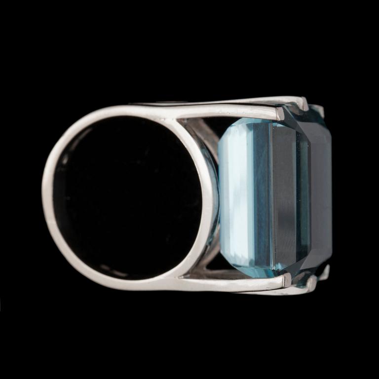 A step-cut aquamarine, 25.13 cts, ring. - Bukowskis