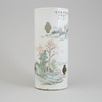 PENSELVAS, porslin. Kina, signerad Ao Shaoquan, samt daterad 1895 ...