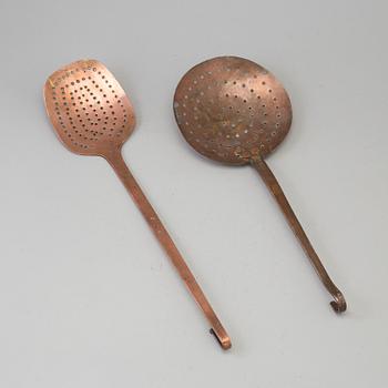 TWO 18TH CENTURY COPPER STRAINERS. - Bukowskis