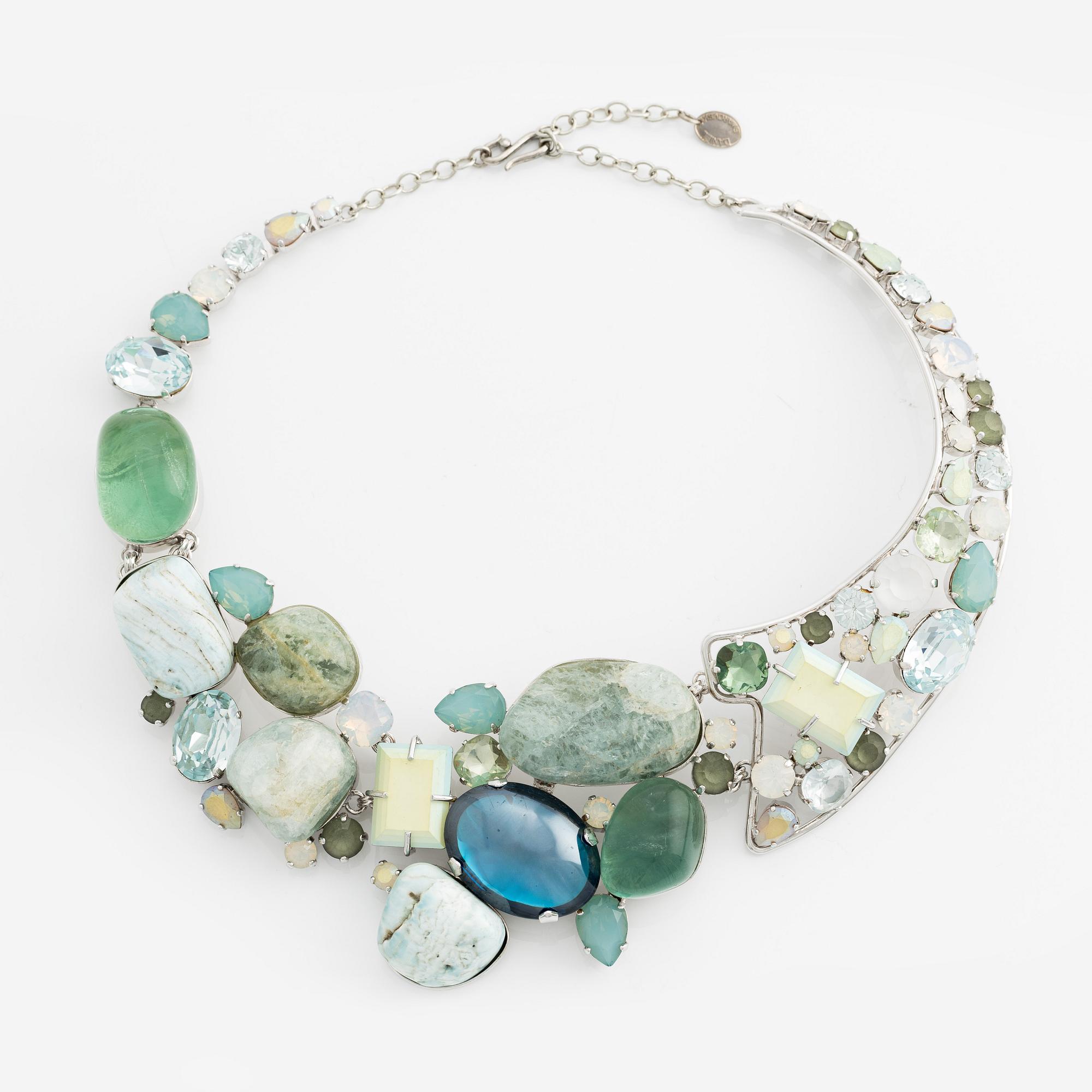 Swarovski collier vit metall med gröna och blå stenar. - Bukowskis
