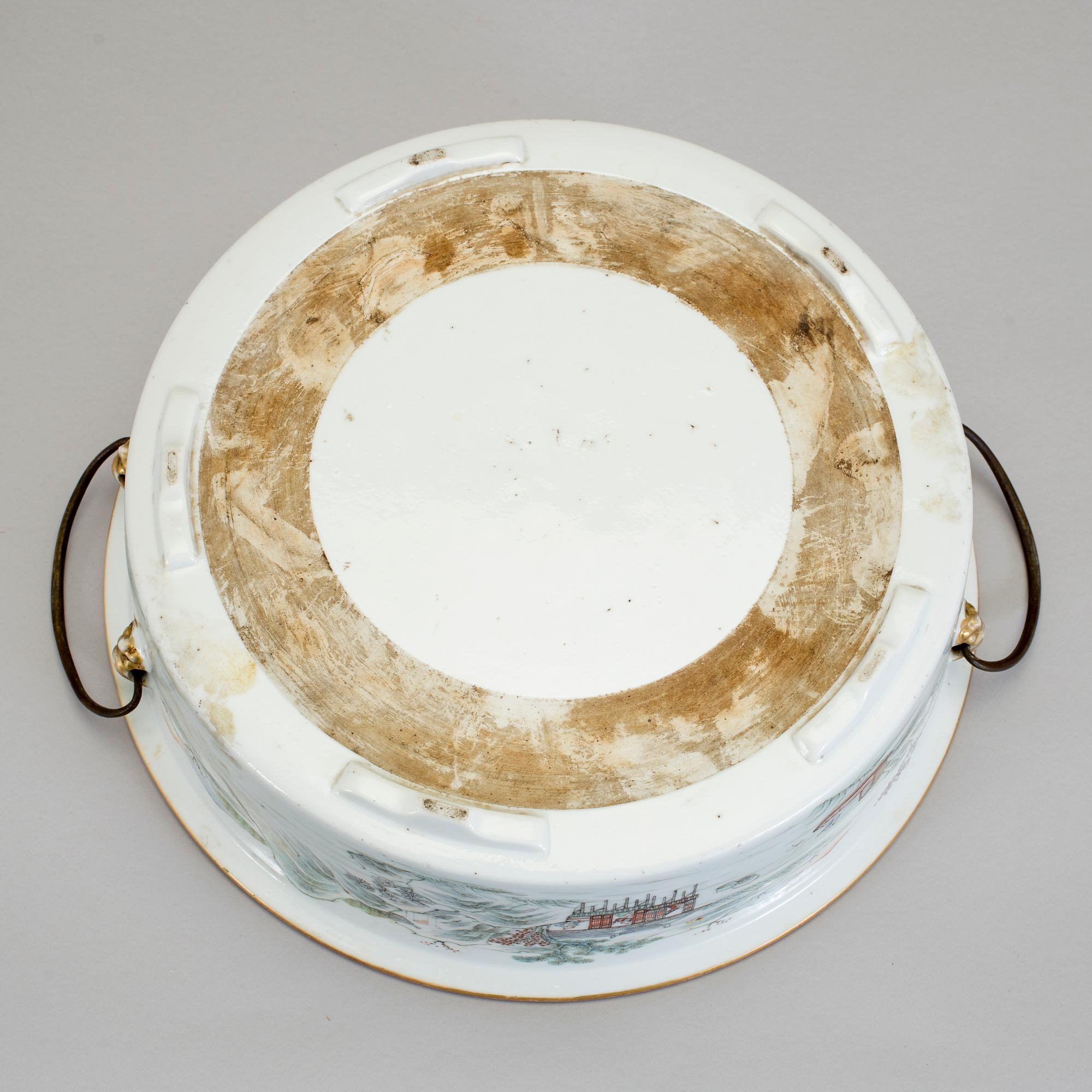 A famille rose tureen, 20th century. - Bukowskis