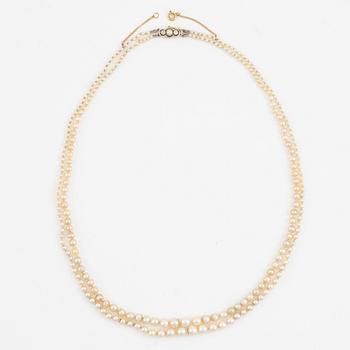 Necklace of two strand of pearls, some of which may be natural. - Bukowskis