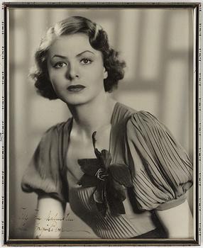 PHOTOGRAPHY, gelatin silver, "Ingrid Bergman", autograph. - Bukowskis