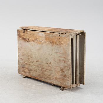 A painted pine gateleg table, 19th Century. - Bukowskis