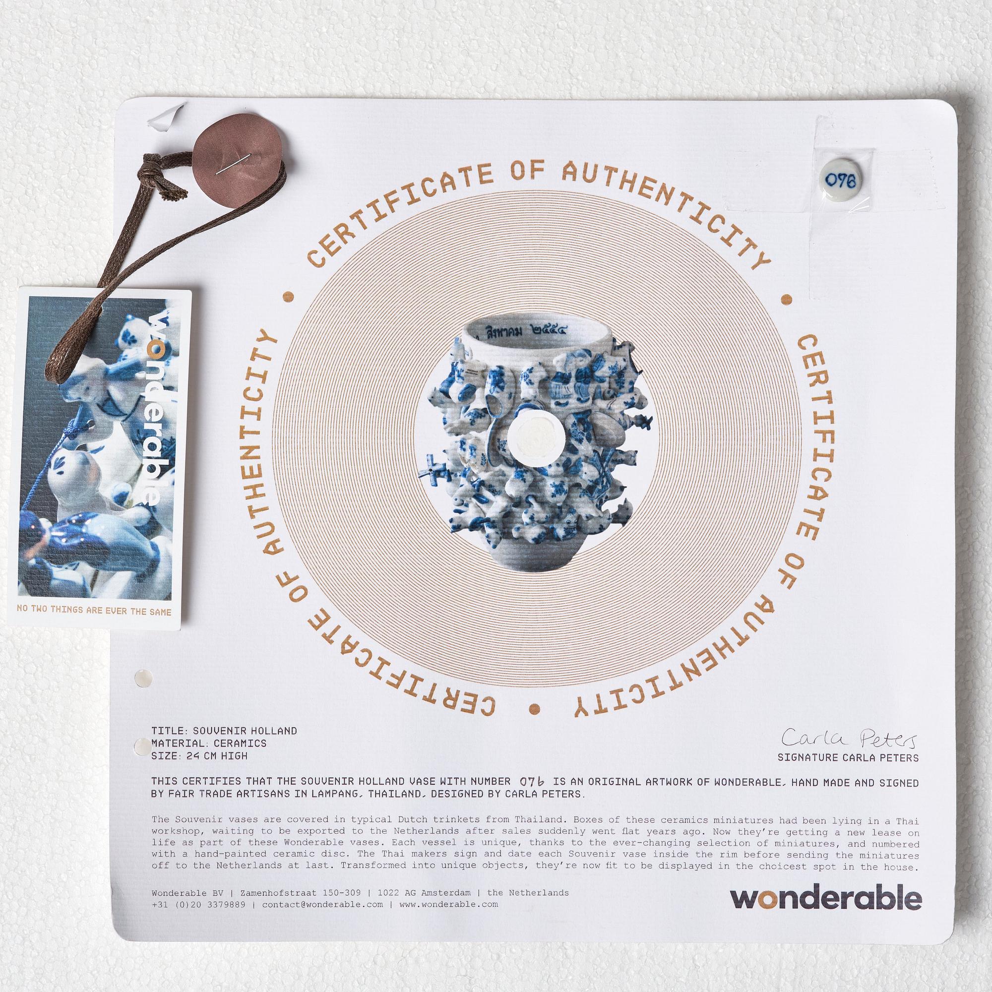 Carla Peters, Wonderable, a 'Souvenir Holland' porcelain vase, Pols ...