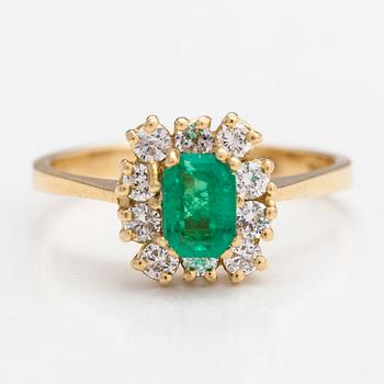 Ring, 18K guld med smaragd och briljantslipade diamanter ca 0.18 ct totalt. - Bukowskis