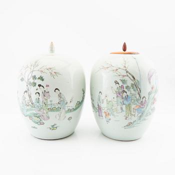 A pair of Chinese jars, 20th century. - Bukowskis