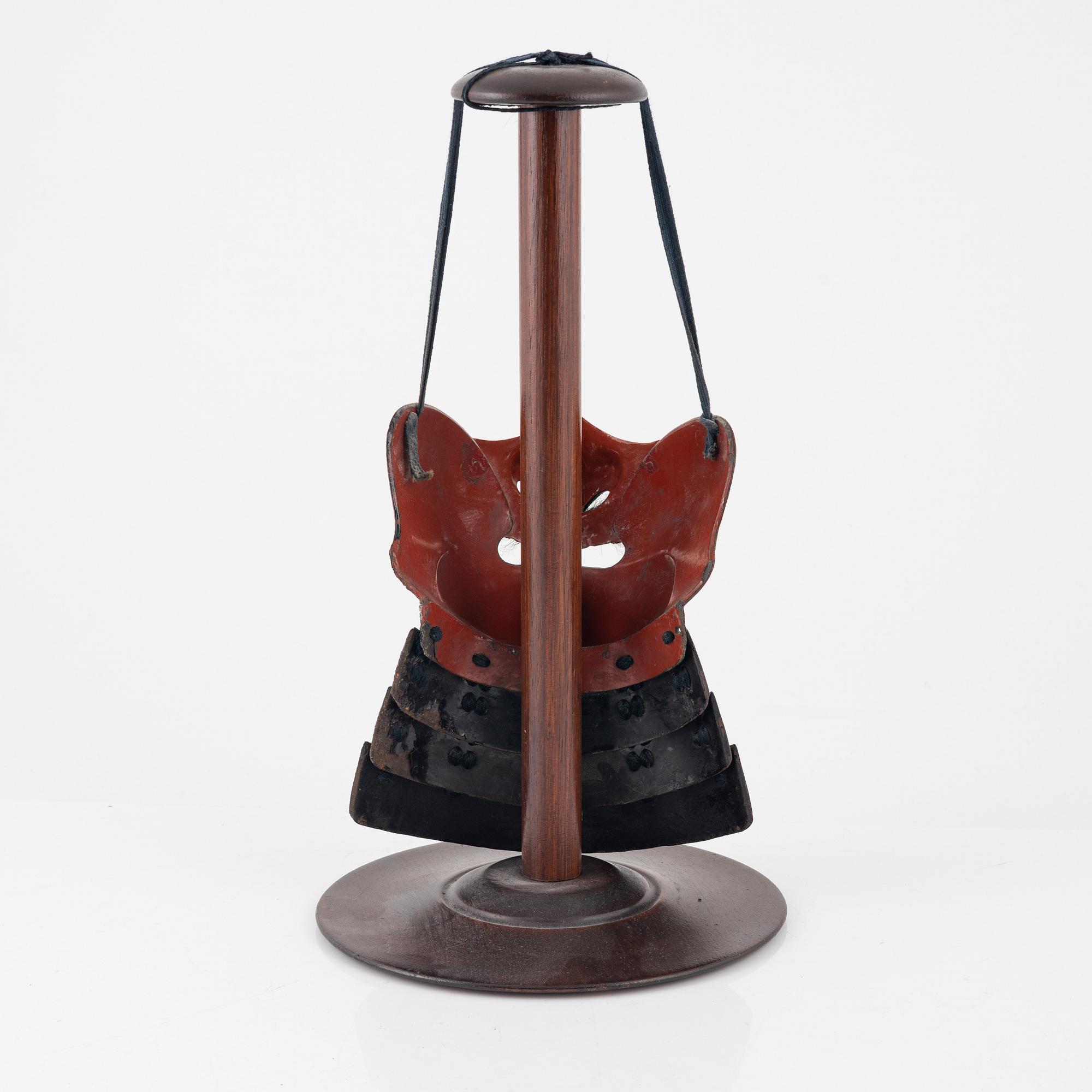 A Kabuto helmet with yoroi mask, Edo (1603-1868). - Bukowskis