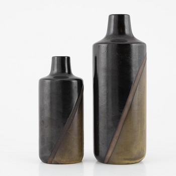 Hjördis Oldfors, vaser, 2 st, "Diagonal", Upsala-Ekeby, 1955-56. - Bukowskis