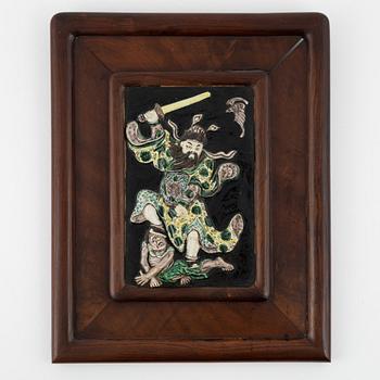 An enamelled procelain placque, late Qing dynasty, circa 1900. - Bukowskis