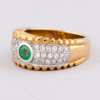RING, fasettslipad smaragd, briljantslipade diamanter, 18K guld och vitguld. - Bukowskis
