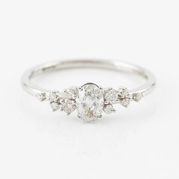 Ring 14K guld med en oval samt runda briljantslipade diamanter. - Bukowskis