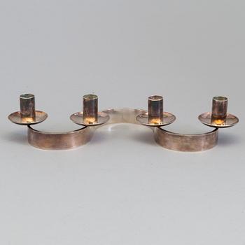 JOSEF FRANK, ljusstake, mässing, "Slingan", Firma Svenskt Tenn. - Bukowskis