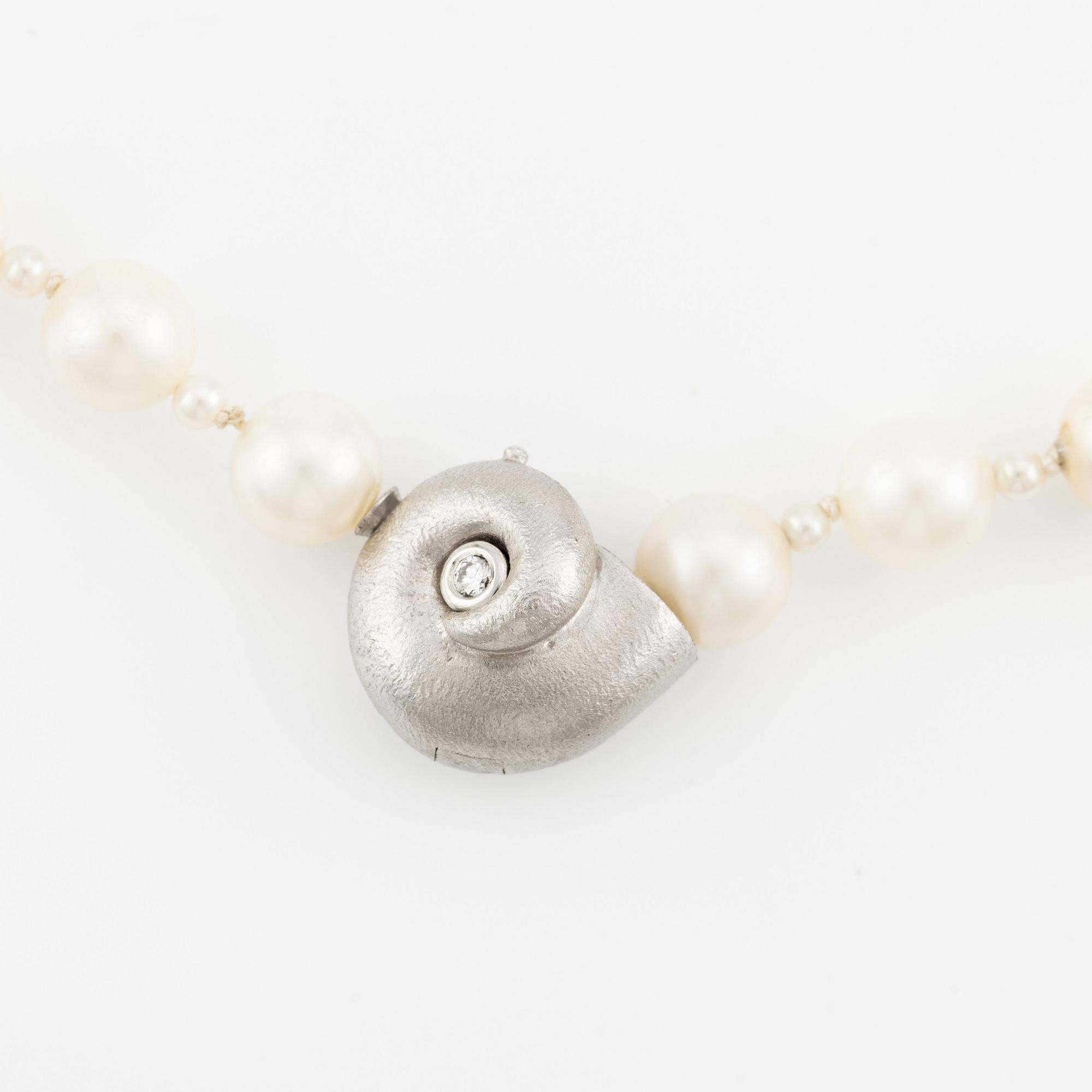 An Ole Lynggard clasp in the shape of a shell, 18K white gold with a ...
