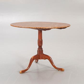 A signed Jacob Sjölin alder root veneered table. - Bukowskis