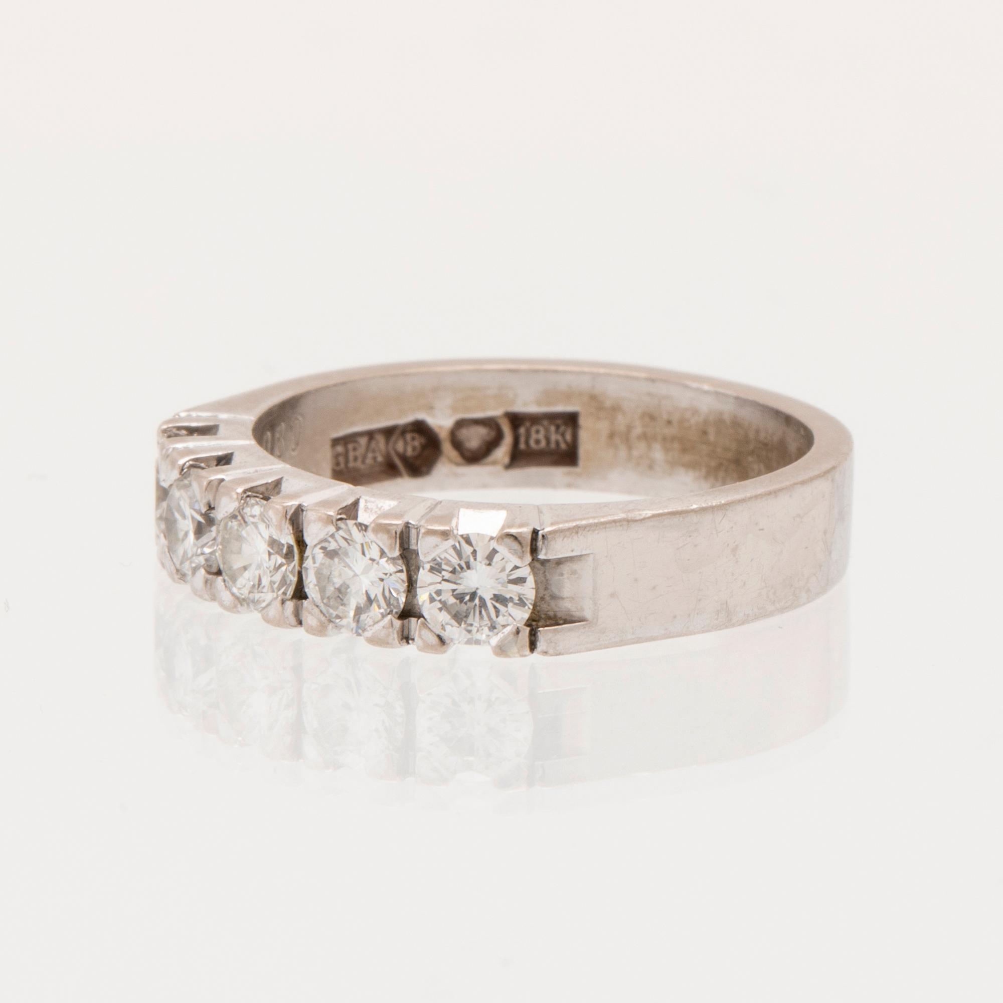 Ring halvallians 18K vitguld med runda briljantslipade diamanter. - Bukowskis