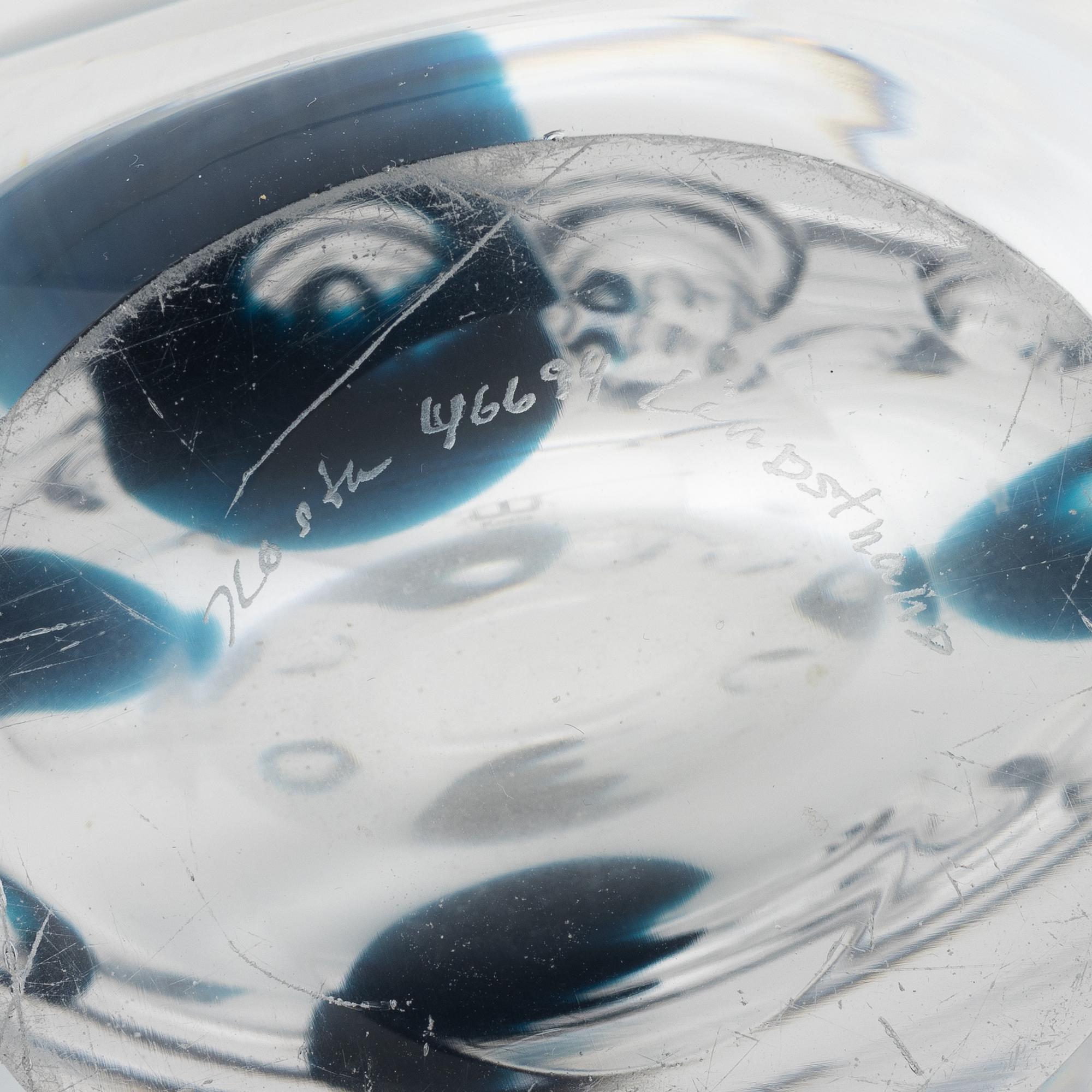 Vicke Lindstrand, a glass vase, Kosta, model no 46694. - Bukowskis