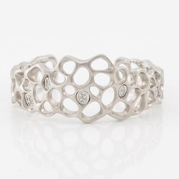 An Ole Lynggaard bracelet in 18K gold with round brilliant-cut diamonds ...